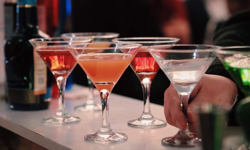 Cocktail Wedding Reception Timeline Guide (3 Examples)