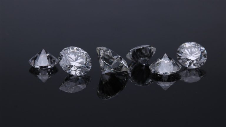 White Topaz VS Diamond: 9 Key Differences Explained