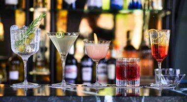 Cocktail Wedding Reception Timeline Guide (3 Examples)