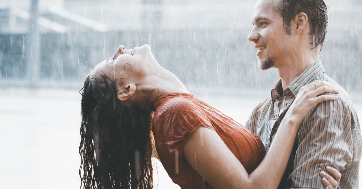 13 Memorable Rainy Engagement Photo Ideas to Consider