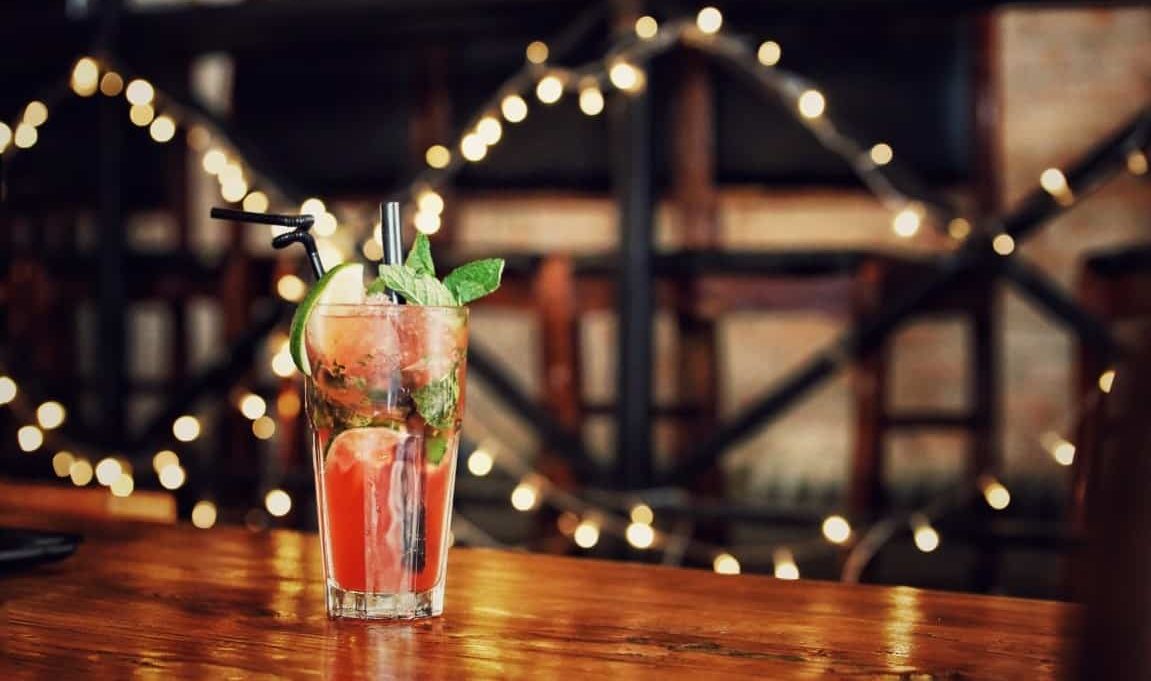 Cocktail Wedding Reception Timeline Guide (3 Examples)