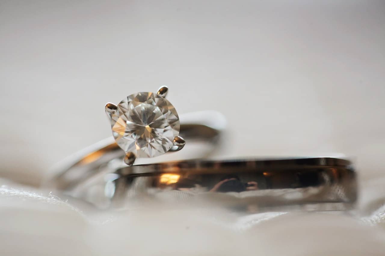 White Topaz VS Diamond: 9 Key Differences Explained