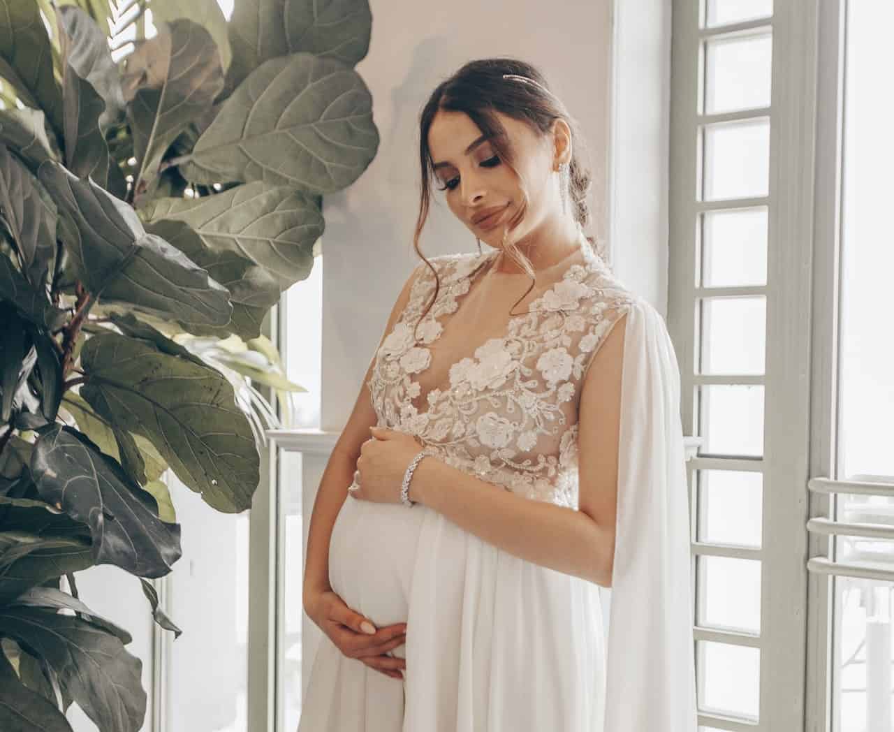 10 Pros and Cons of Getting Married While Pregnant